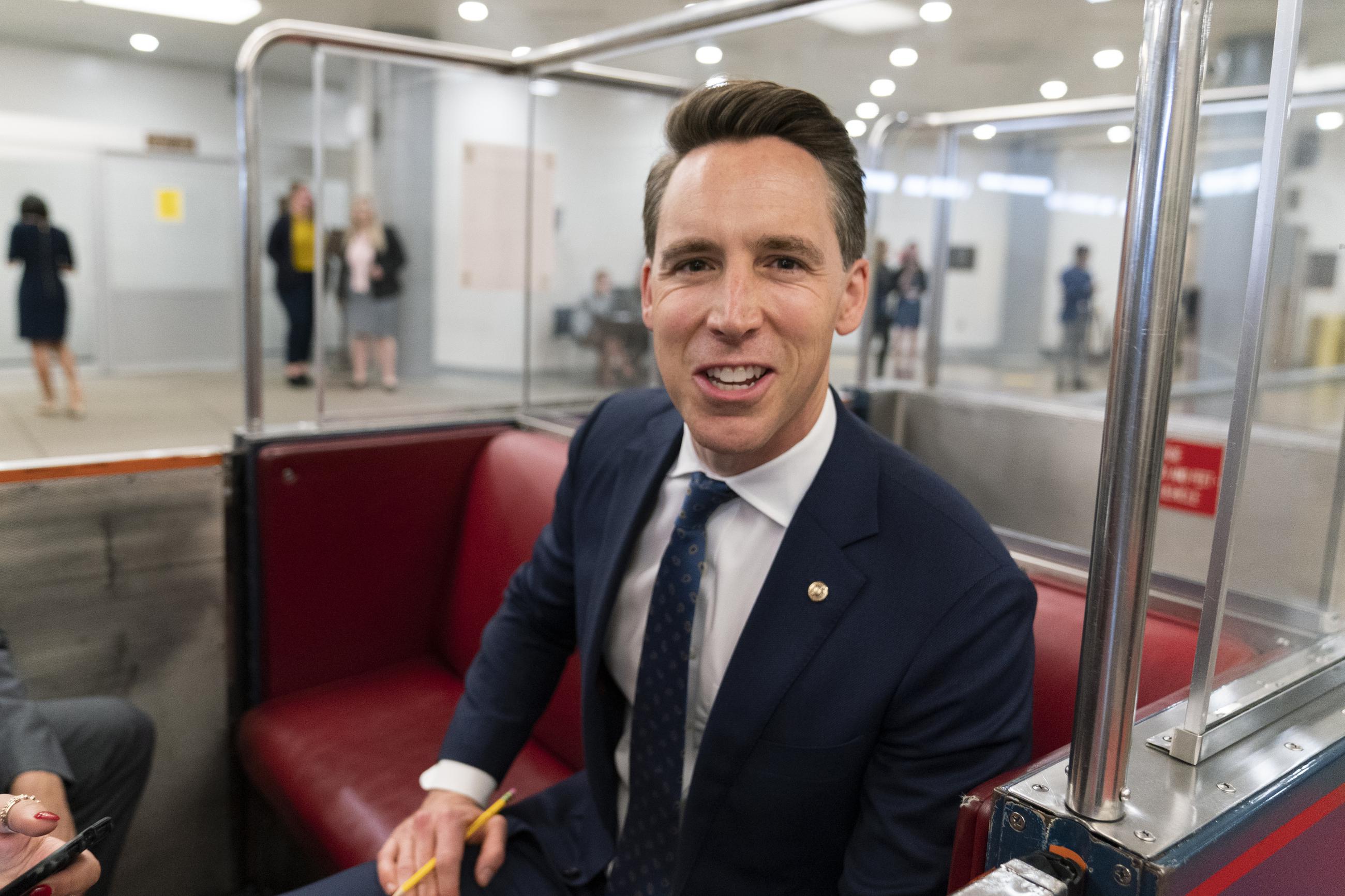 Hawley introduces anti-CRT bill